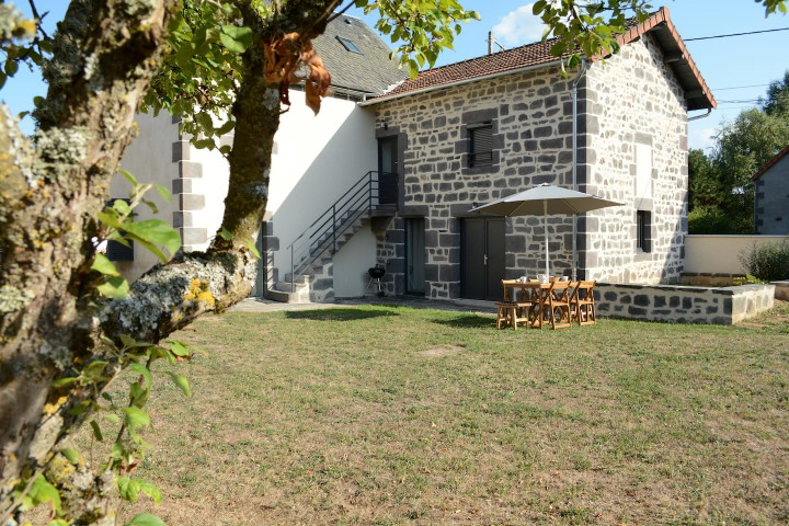 Maison Félicie, Au Cœur Du Parc Des Volcans - Pontgibaud