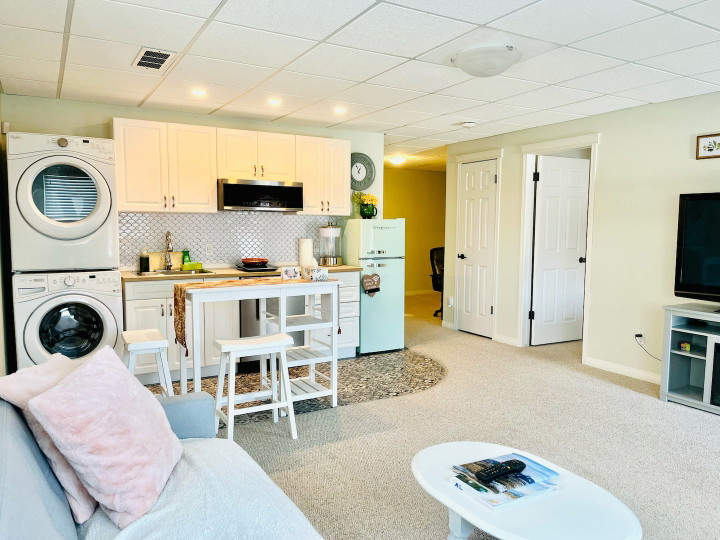 Secret Garden 1 Bedroom Suite With Parking - Medicine Hat