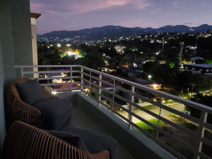 "The Oasis" Ph 1 Br With Ac, Wifi, Complimentary Netflix & 24/7 Security. - Kingston