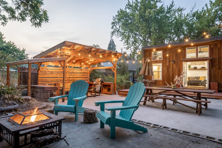 Tinyhouse Oasis-hottub-bikes-firepit-bbq-projector - Boise, ID
