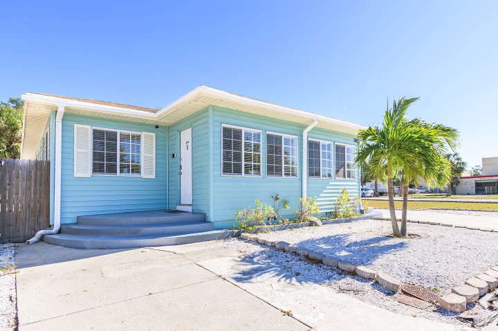 Clearwater 2/1 Condo Close To Beach + Downtown - Clearwater, FL