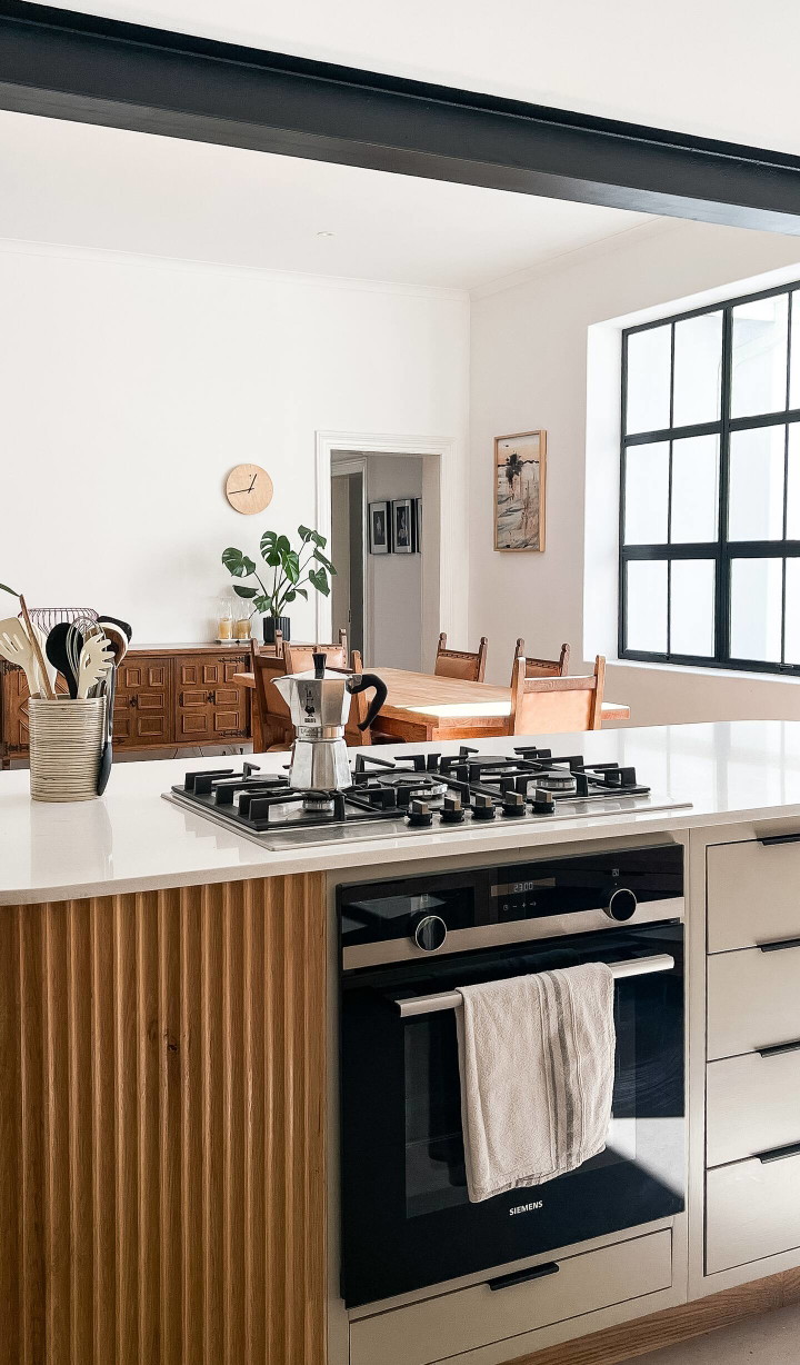 Cheerful Two Bedroom Victorian Home - Camps Bay