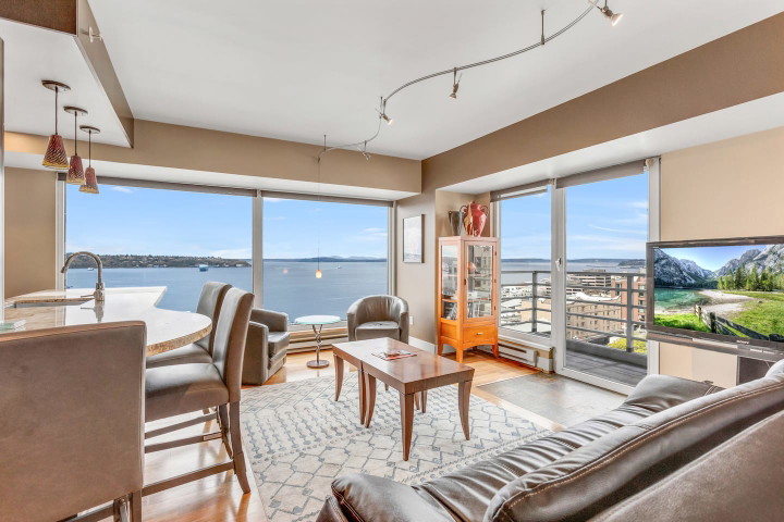 Waterfront Skyline Condo - Gym, Pool, Free Parking - Seattle, WA