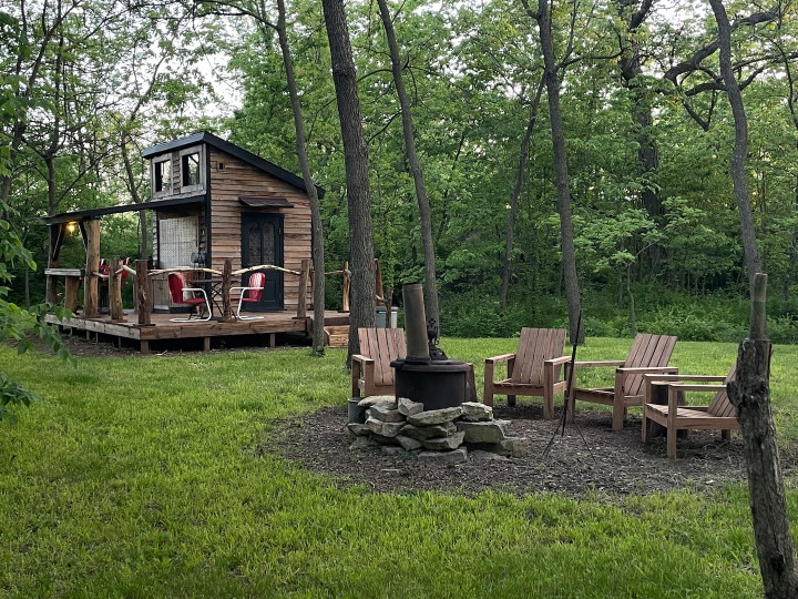 Rustic & Private Hand-built Tiny Cabin Getaway - Smithville, MO