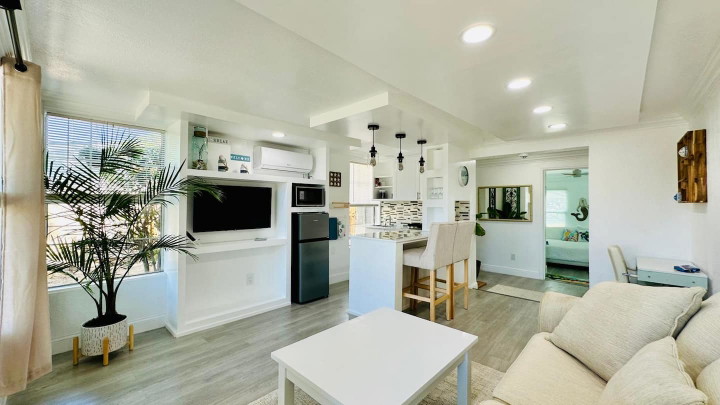 Private King Suite | Free Parking | 5 Min Dunedin - Clearwater Beach, FL