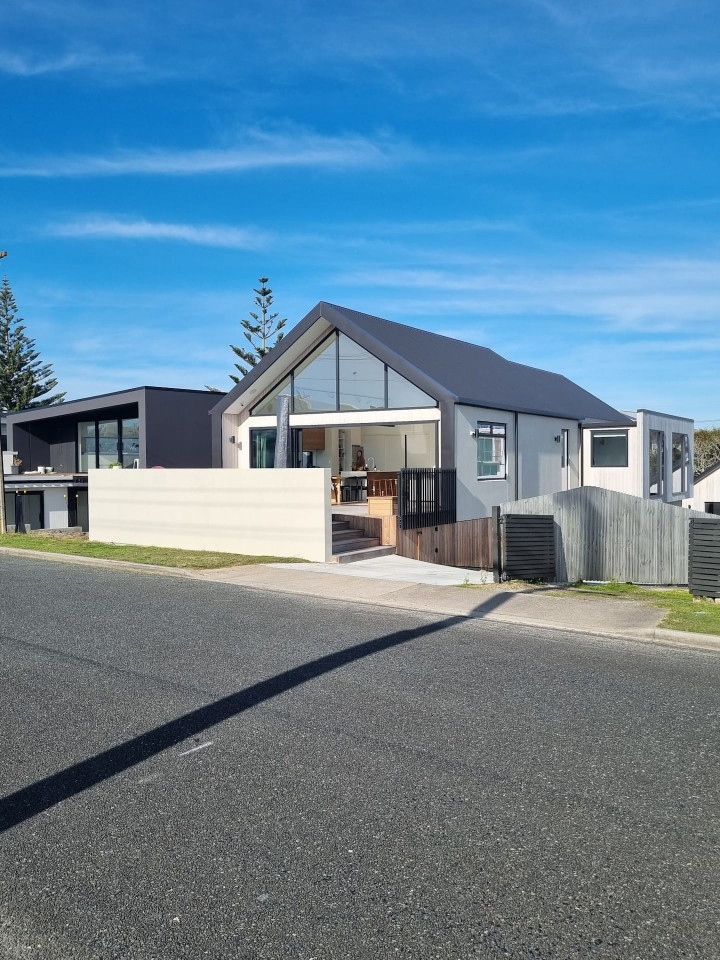 Mordern 5 Bedroom Home, Metres From The Beach - Papamoa