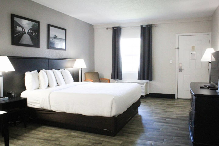 1 King Bed| La Quinta Cocoa Beach| Free Breakfast - Cocoa Beach, FL