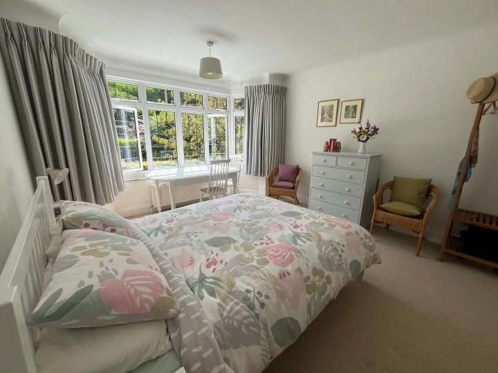 Large Double Guest Bedroom In Burrington - Cheddar