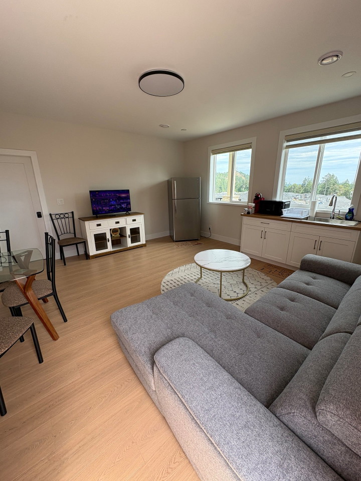 Private 2br Suite | 2 Full Baths | Laundry | Entry - Nanaimo