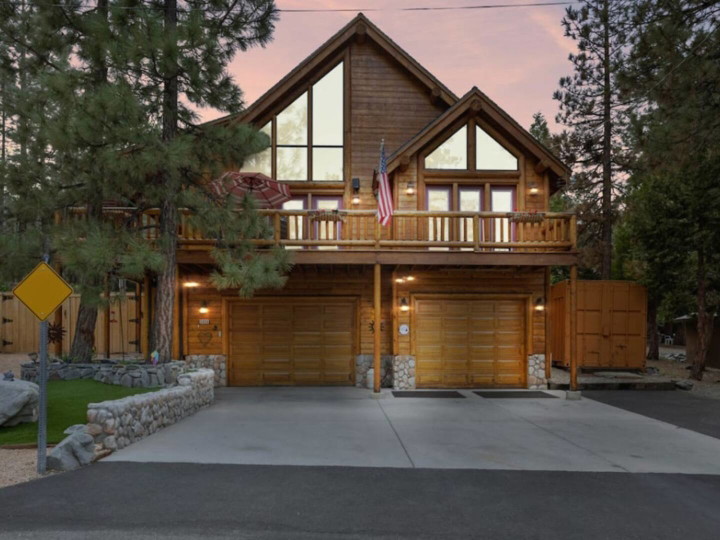 Oakwood Lux | Family Cabin W/ Game Room, Spa & Bbq - Wrightwood, CA