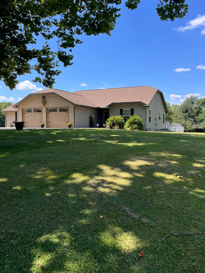 Country Setting Close To Eiu With Fenced Yard - Charleston, IL
