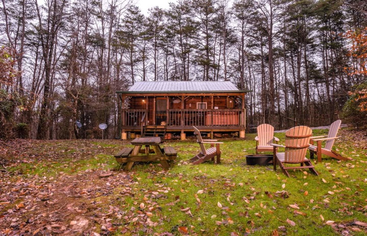 The Retreat - Cozy Studio Cabin - Hot Tub, Firepit - Hocking Hills State Park, OH