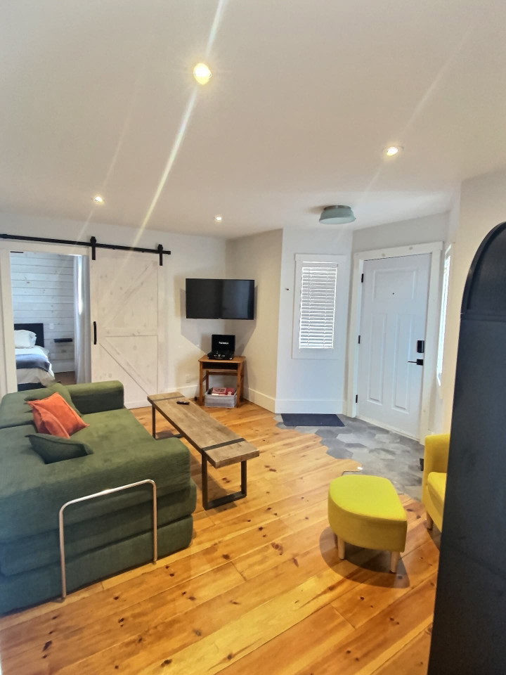 Cozy Den In Downtown Midland - Ontario