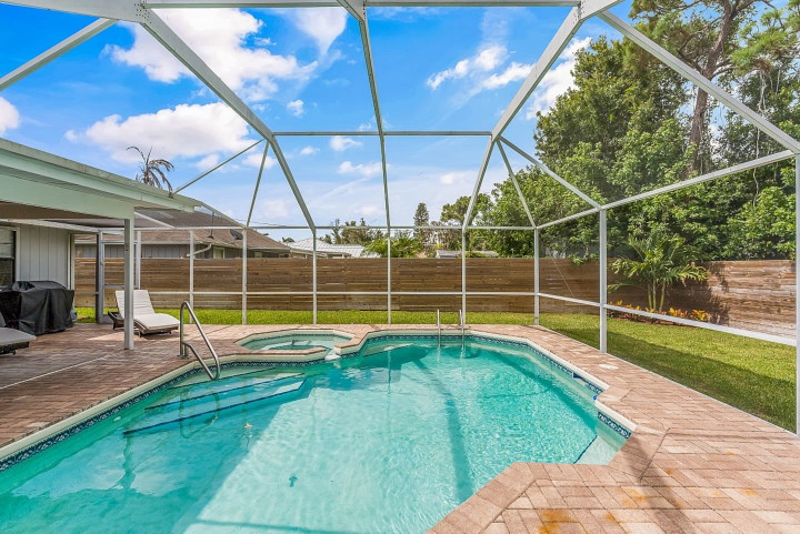 Bubblegum Bungalow
Heated Pool/hot Tub - Vero Beach, FL