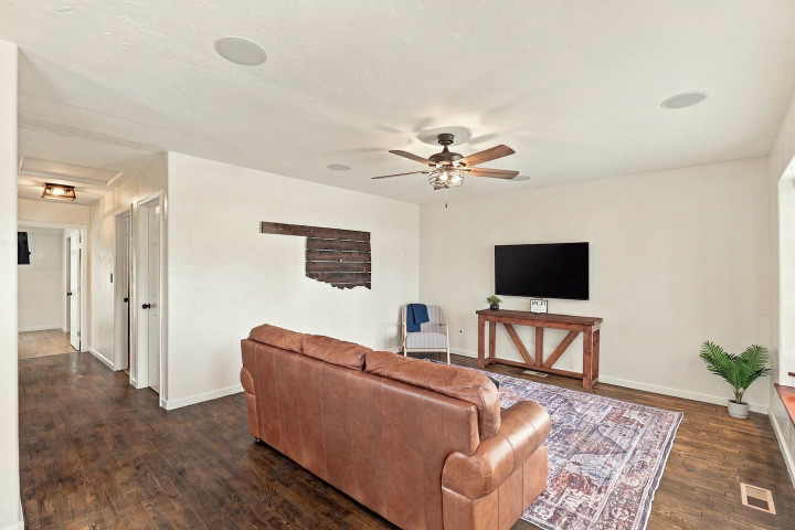 New 2 King Beds | Route 66 | Remodeled 1920s Home - Chandler, OK