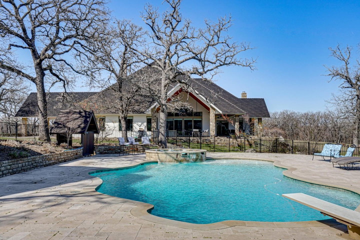 Post Oak Estate - Pool, Barn, 2 Guest Homes, 16 Ac - Joshua, TX