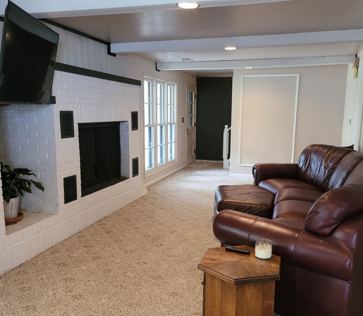 Spacious 4 Bedroom Carriage House - Kearney, NE