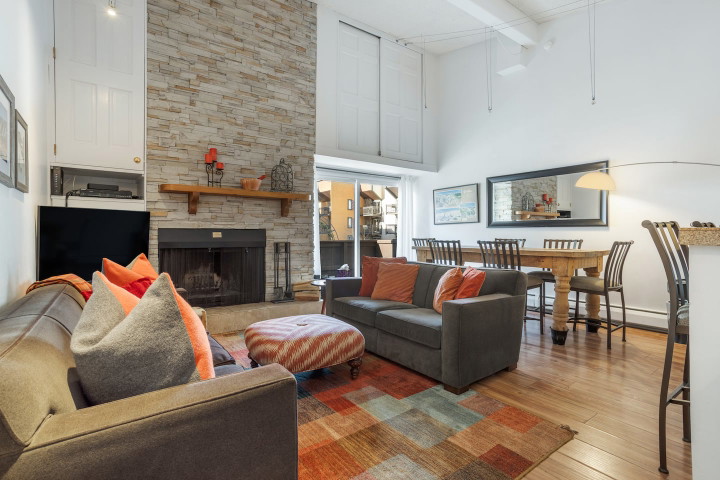 100 Steps To Gondola! Balcony, Fireplace & Parking - Vail, CO