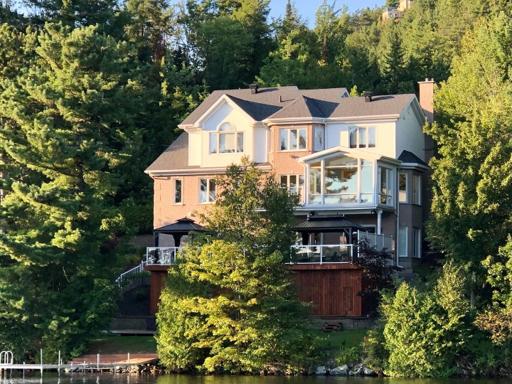 Exceptional Waterfront Home - Sherbrooke