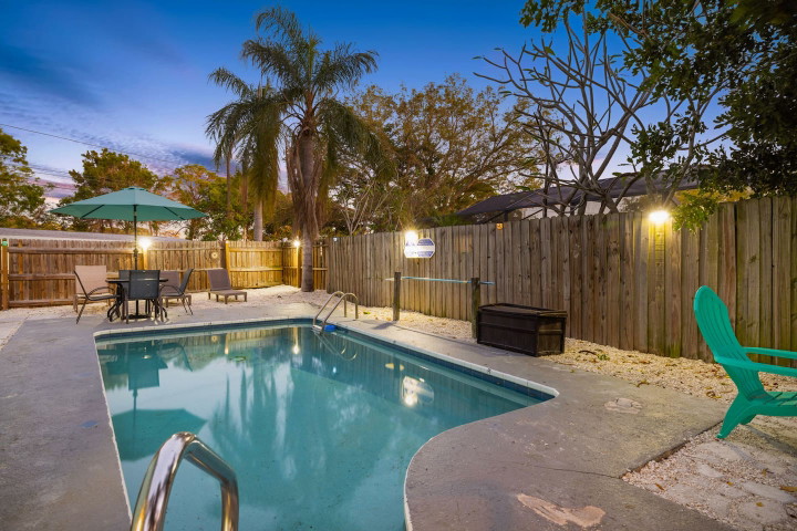 3 Miles To Honeymoon Island~ Firepit & Pool - Palm Harbor, FL