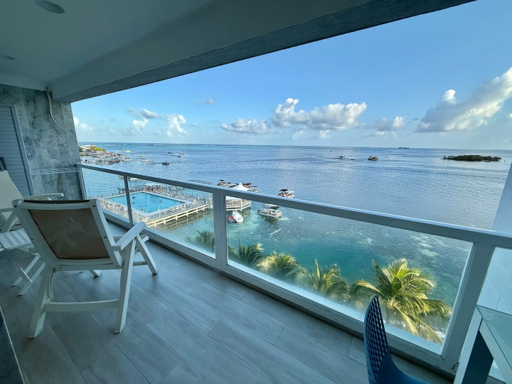 Luxurious With Balcony And Ocean View, Private Beach - San Andrés