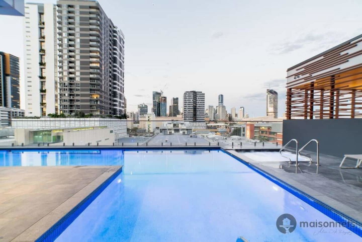South Brisbane Unit With Parking And Pool - Brisbane