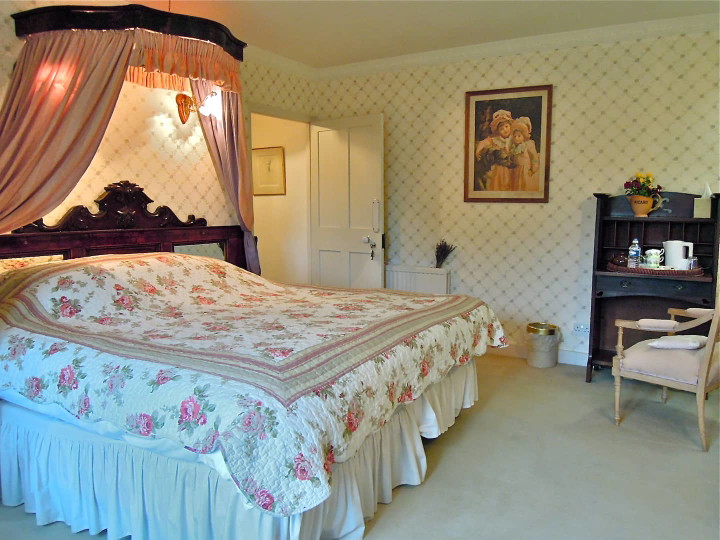 Fosse Farmhouse - The Pink Bedroom - Castle Combe