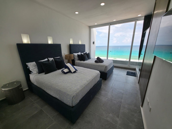 Remodeled 3-bedroom Oceanfront Penthouse - Cancún