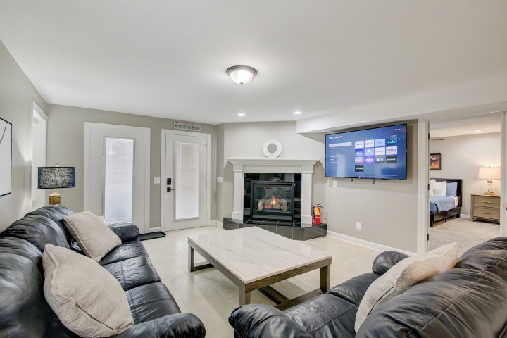 Some'r On The Beach - Beachfront Condo For Six - Lake Delton, WI