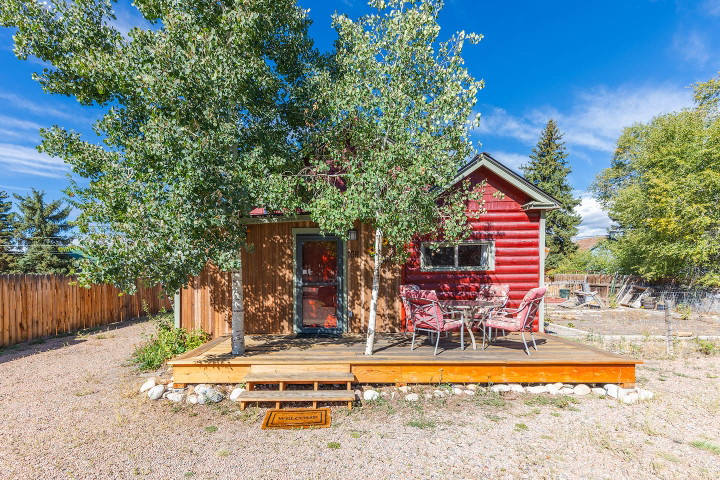 Walkable Cozy Red Cabin Near River & Main St - Gunnison, CO