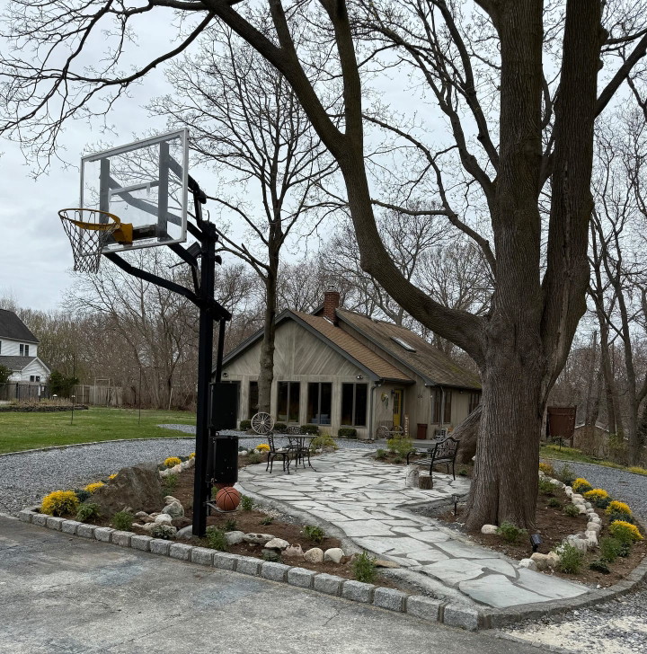 A Hidden Gem! Cozy Cottage With Huge Pool & Garden - Stony Brook, NY