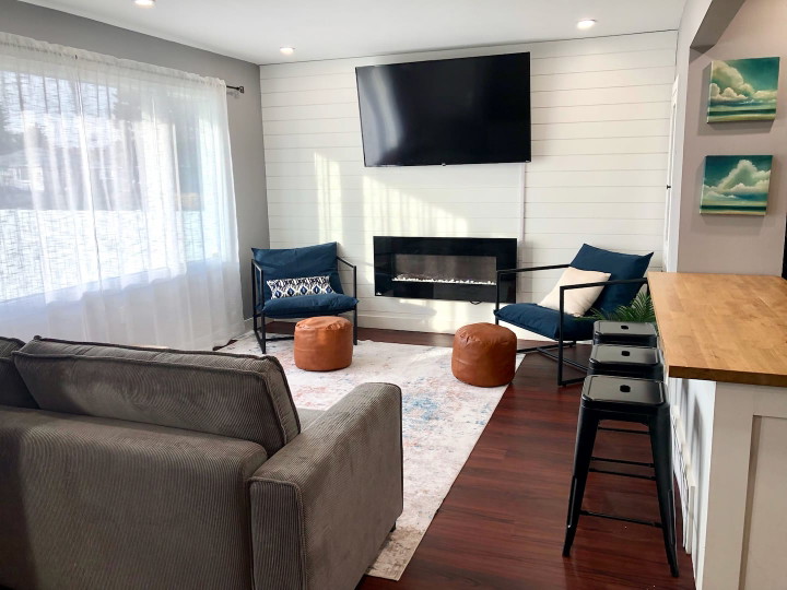 Retraite Au Bord De La Rivière : Confort Moderne Avec 2 Chambres | Cheminée - Red Deer