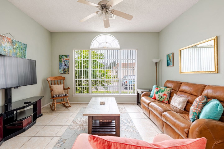 Lakeside Pool * Townhouse Sleeps 6 * Near Disney - Windermere, FL