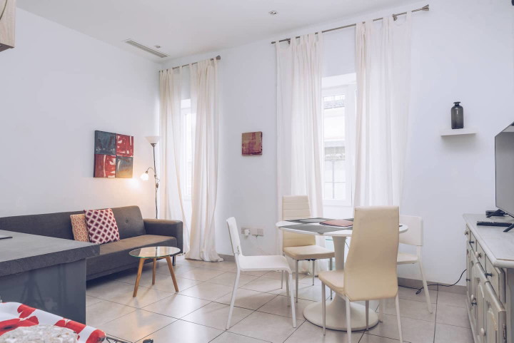 Modern 2br Apartment Just Off Main Street - Gibraltar