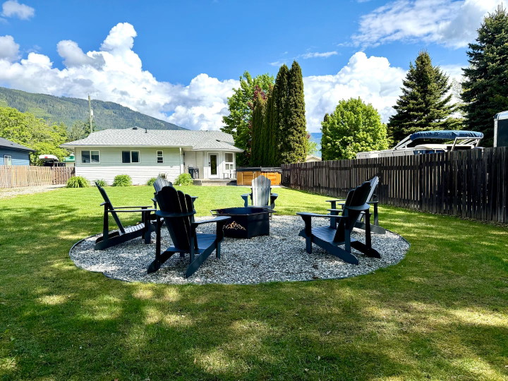 The Owlhead Place - King Beds! Large Backyard - Sicamous