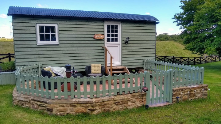 Lapwing, En-suite Shepherds Hut In Northumberland - Northumberland