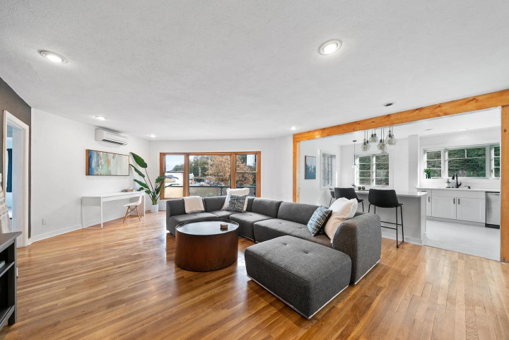 The Downtown Depot - Modern Flat Off Of Main St! - Oregon City, OR