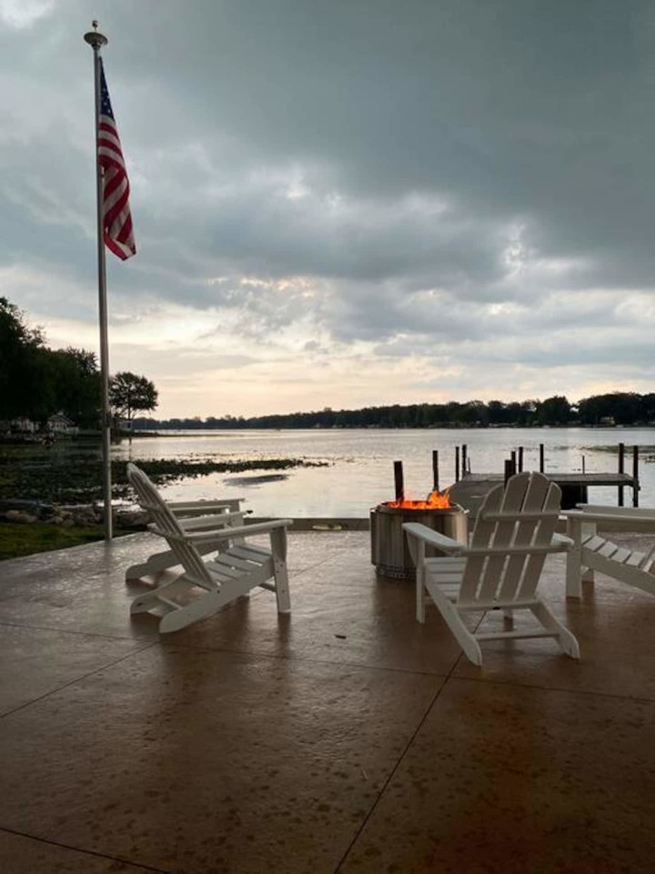 Comfy & Cozy Lakefront Cottage - Middlebury, IN