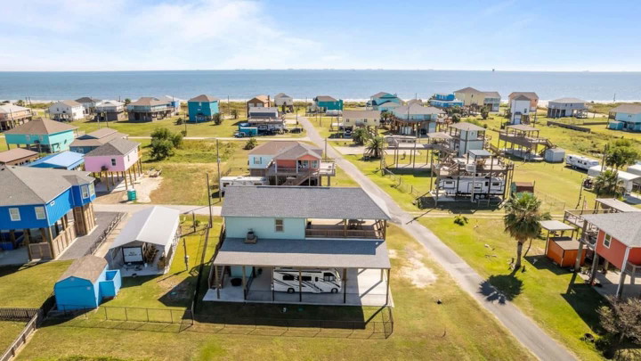 Tiny Turtle Getaway | Walk To Beach | Sleeps 6 - Crystal Beach, TX