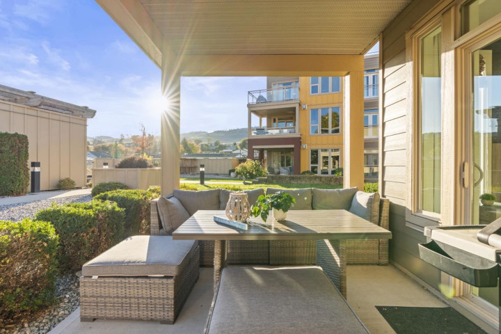 Lakeside Retreat: Pool, Hot Tub & Beach - Vernon, BC, Canada