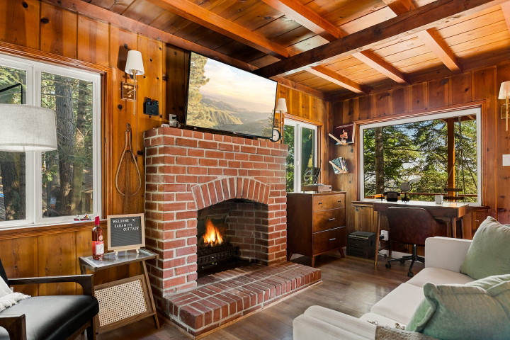Romantic Cabin W/ Soaking Tub & Hot Tub - Crestline, CA