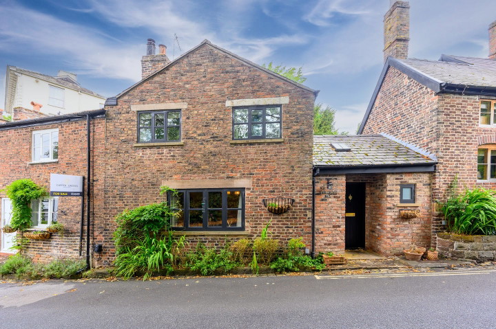 2 Bed Bowdon Cottage | Free Parking - Knutsford