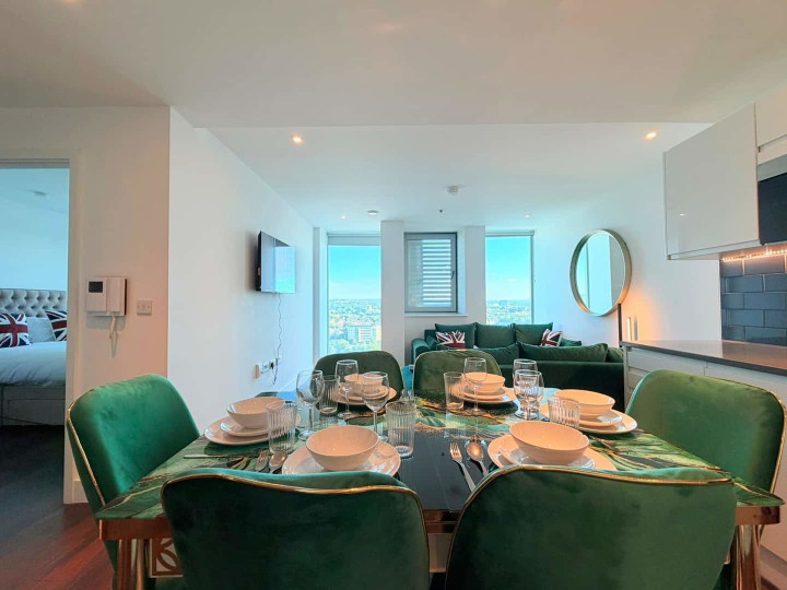 Elegant Apartment At Britannia Point, Sw19 - London