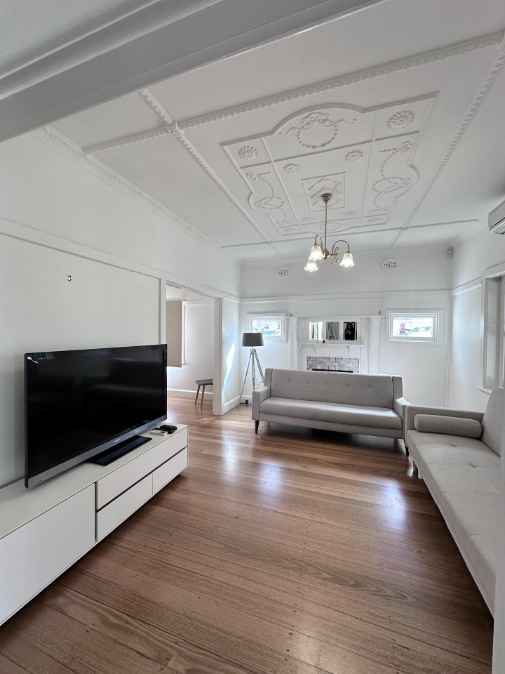 A Spanish Mission House With High Ceiling - Melbourne
