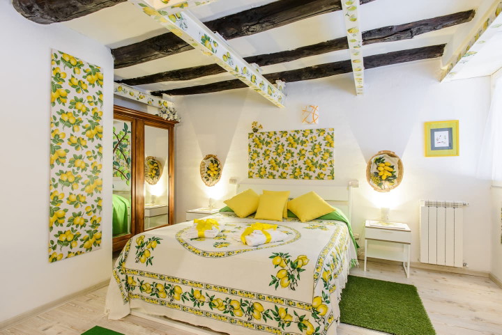 A Lemon Grove In Vertecoeli - Naples, Italie