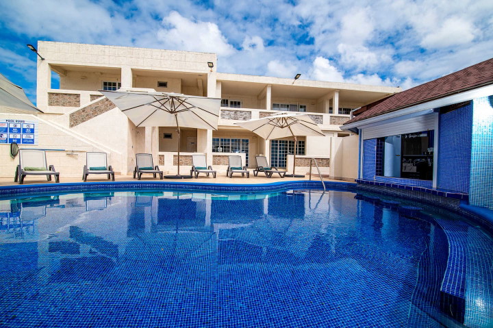 Poolside Stay W/ Private Patio Near The Beach - Barbados