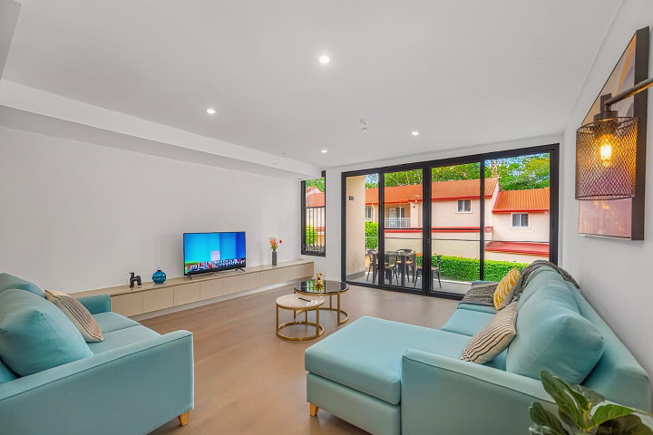 Bella Vista Luxurious Three-story 4br Property - Sydney