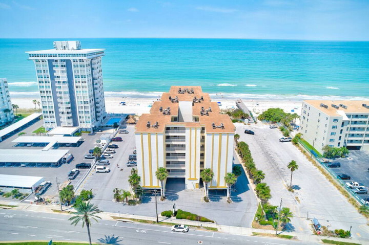 Sleeps 10! Beachfront! Heated Pool, King Bed, 104 - Madeira Beach, FL