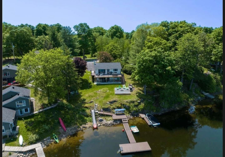 Verona Lake House With Hot Tub And Pizza Oven - Kingston, Canada