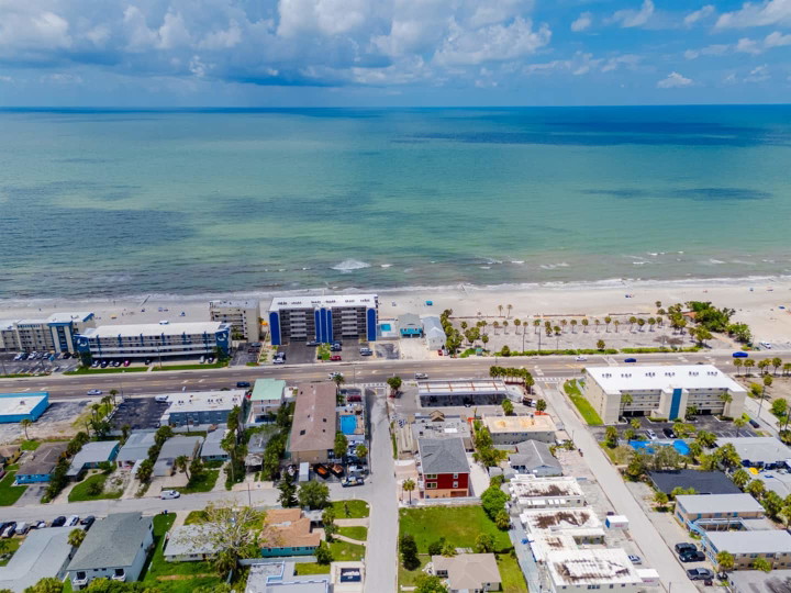 Whole Condo Sleeps 4+ With Pool Across From Beach - Madeira Beach, FL